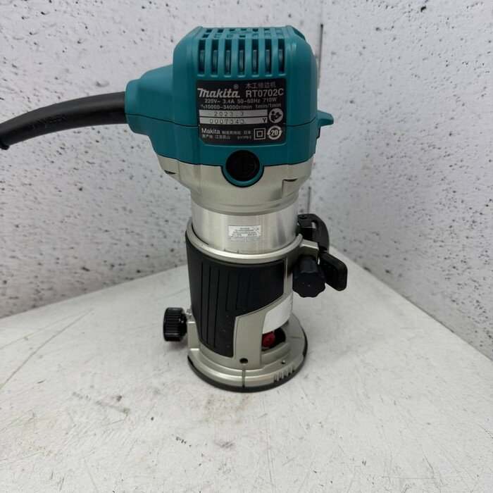 Фрезер Makita RT0702C