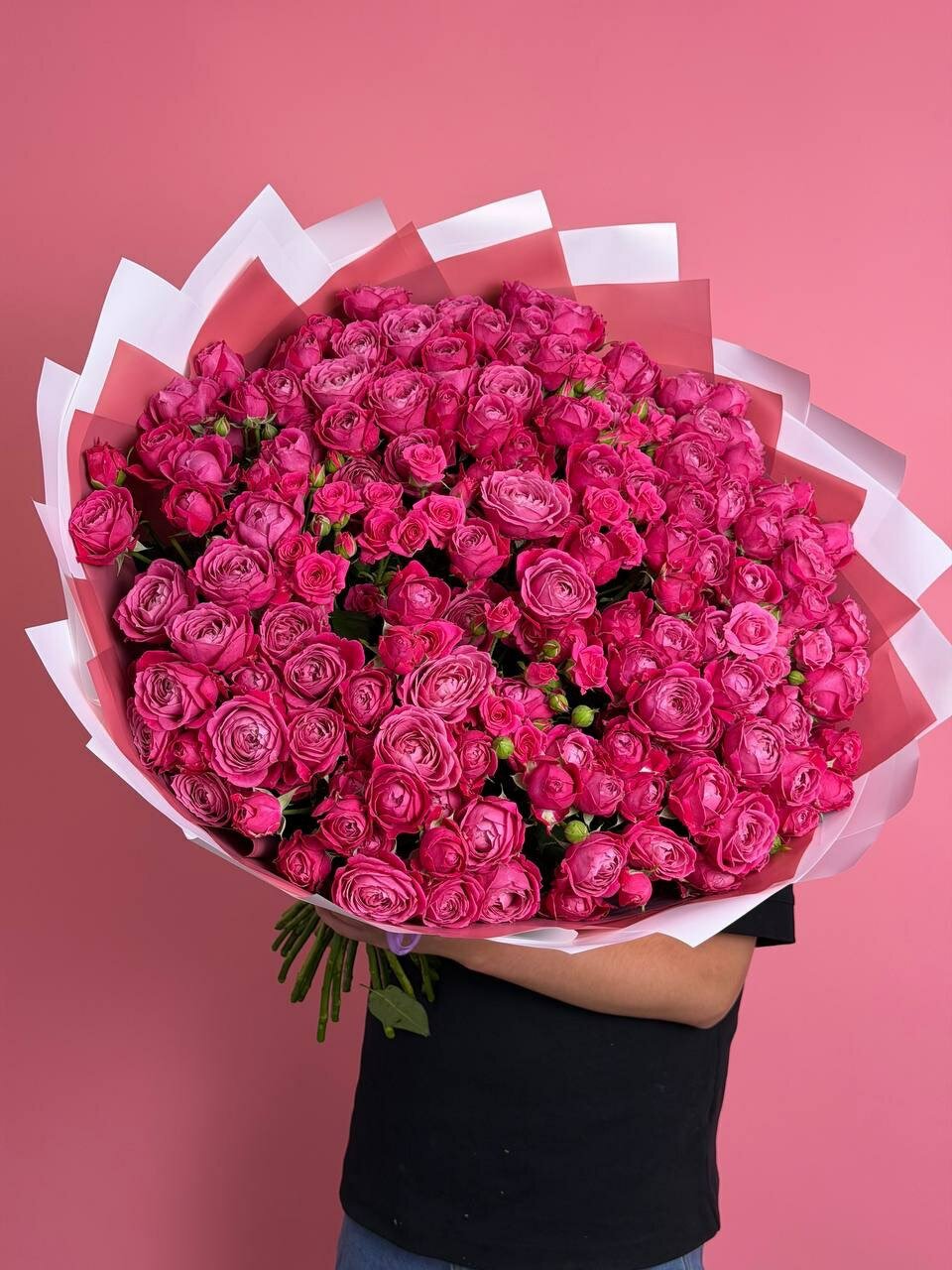 Сборный букет из кустовых пионовидных роз Мисти Баблс и малиновых роз Лав Лидия с доставкой