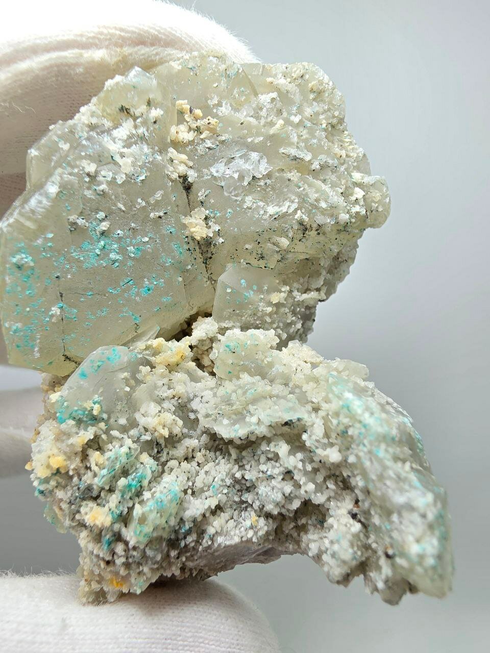 Кальцит с пиритом, 64 мм 75 г.