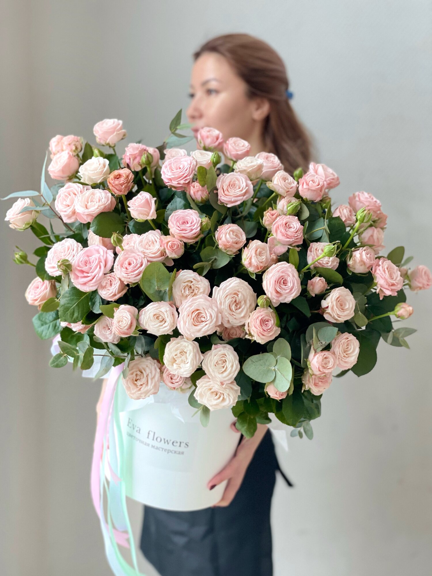 Пионовидные, кустовые розы в белой коробке с ароматным эвкалиптом