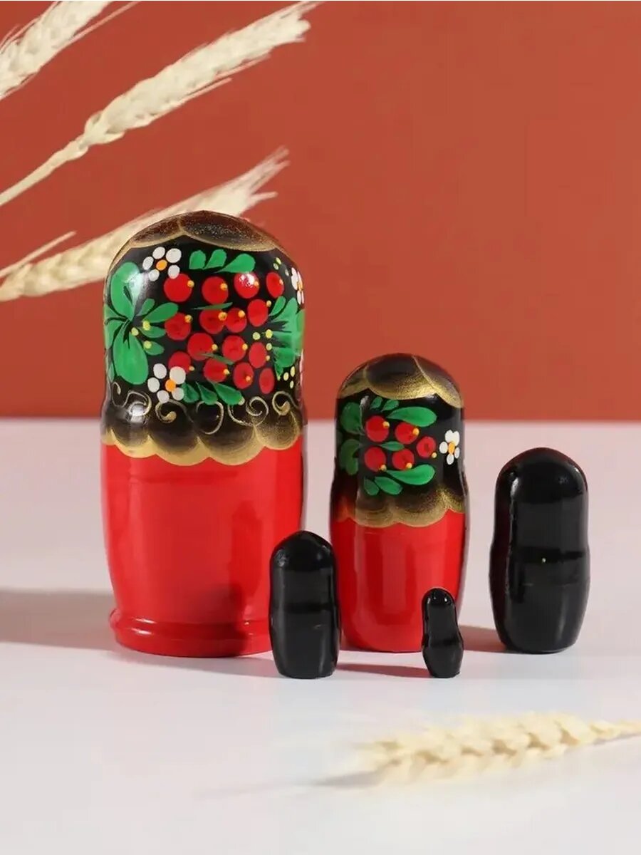 Русская художественная матрёшка с хохломой