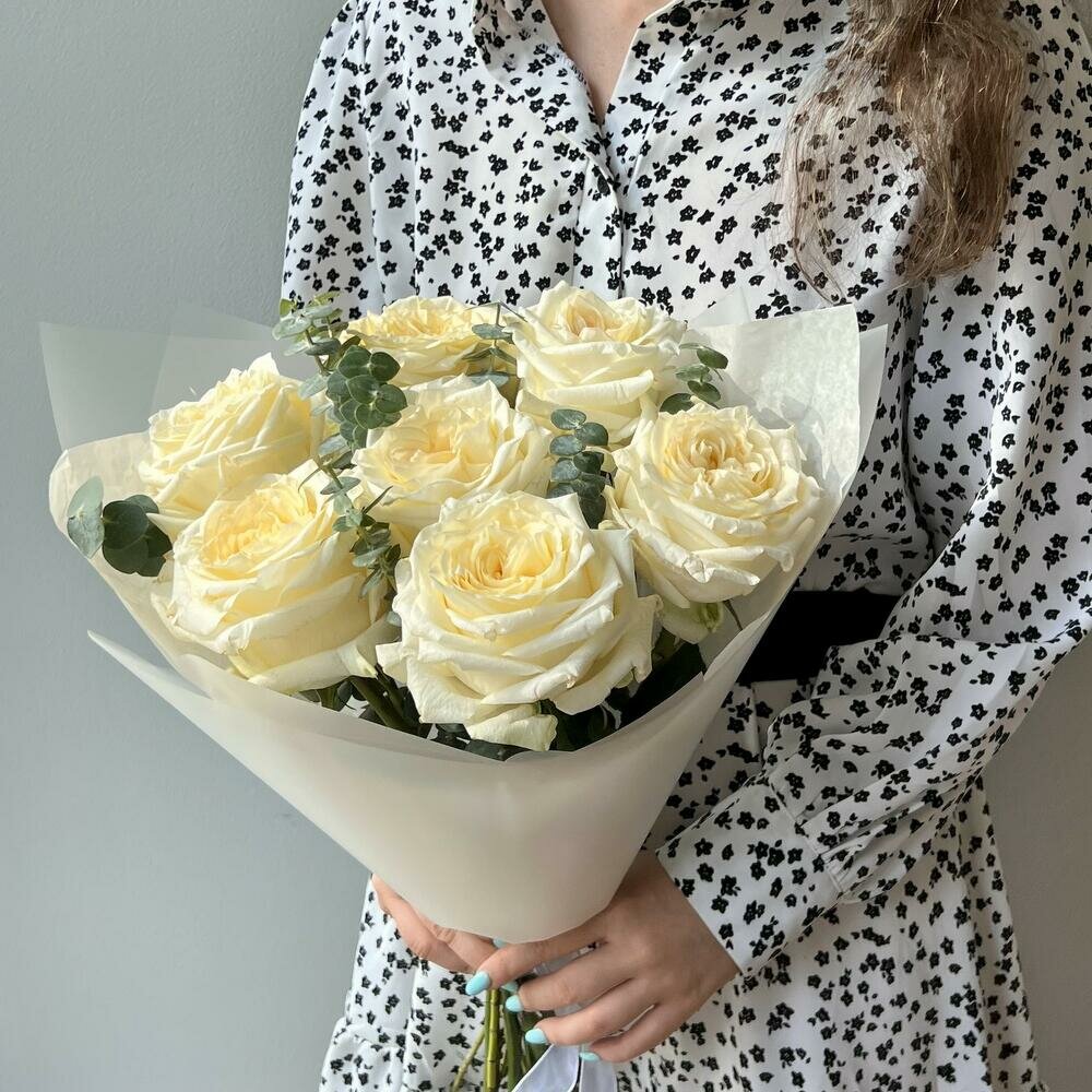 Розы букет DIVAFLORA из 7 белых пионовидных роз премиум сорт дэвид остин с эвкалиптом, высота 50 см