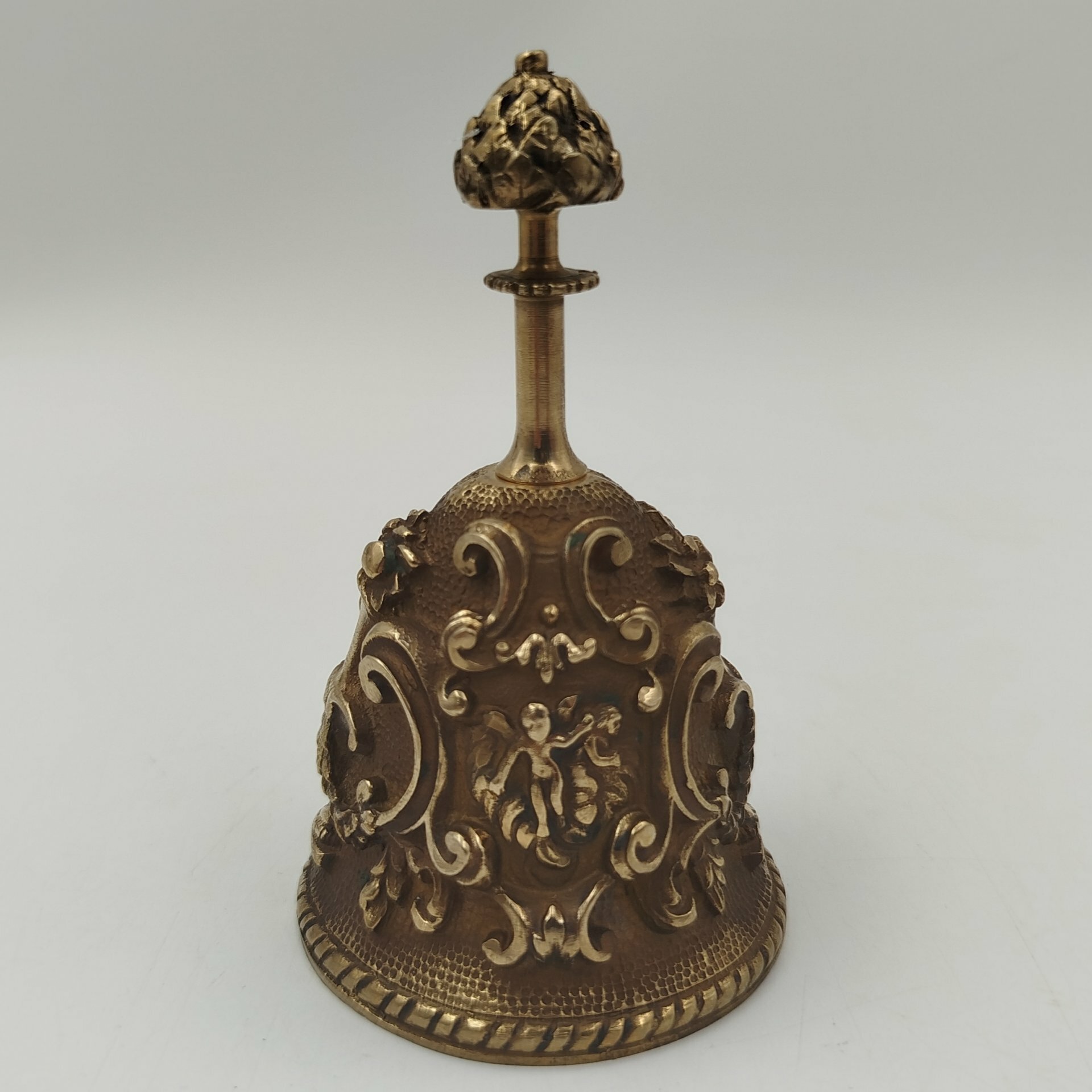 Колокольчик с растительным декором, изображением путти и воинов, бронза