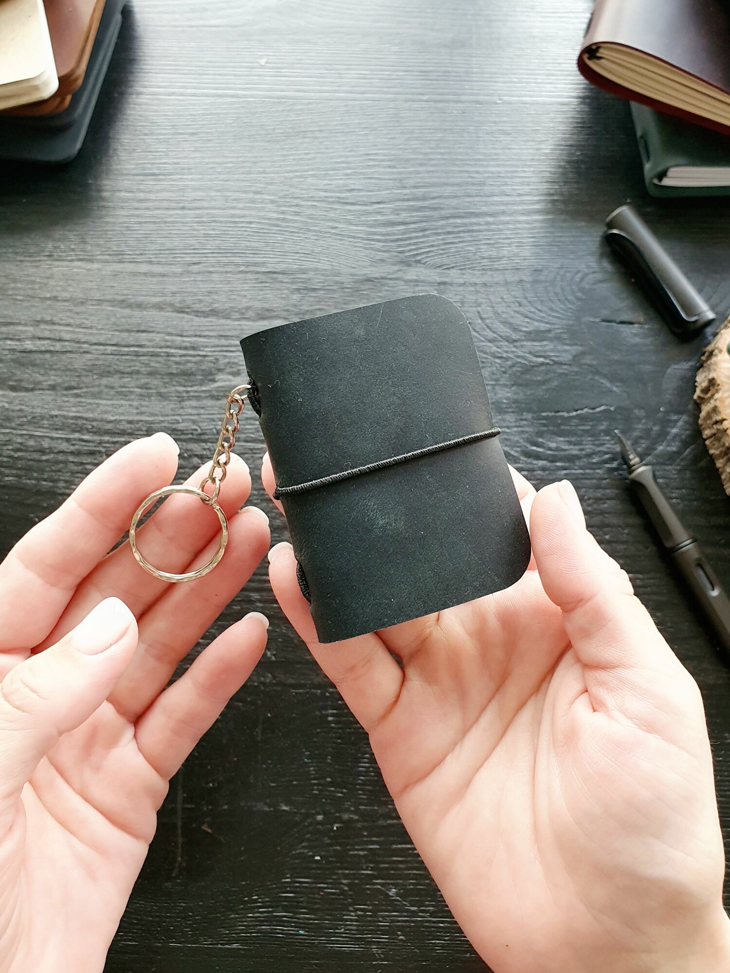 Кожаный блокнот А8 (6х7,5см) на цепочке с кольцом