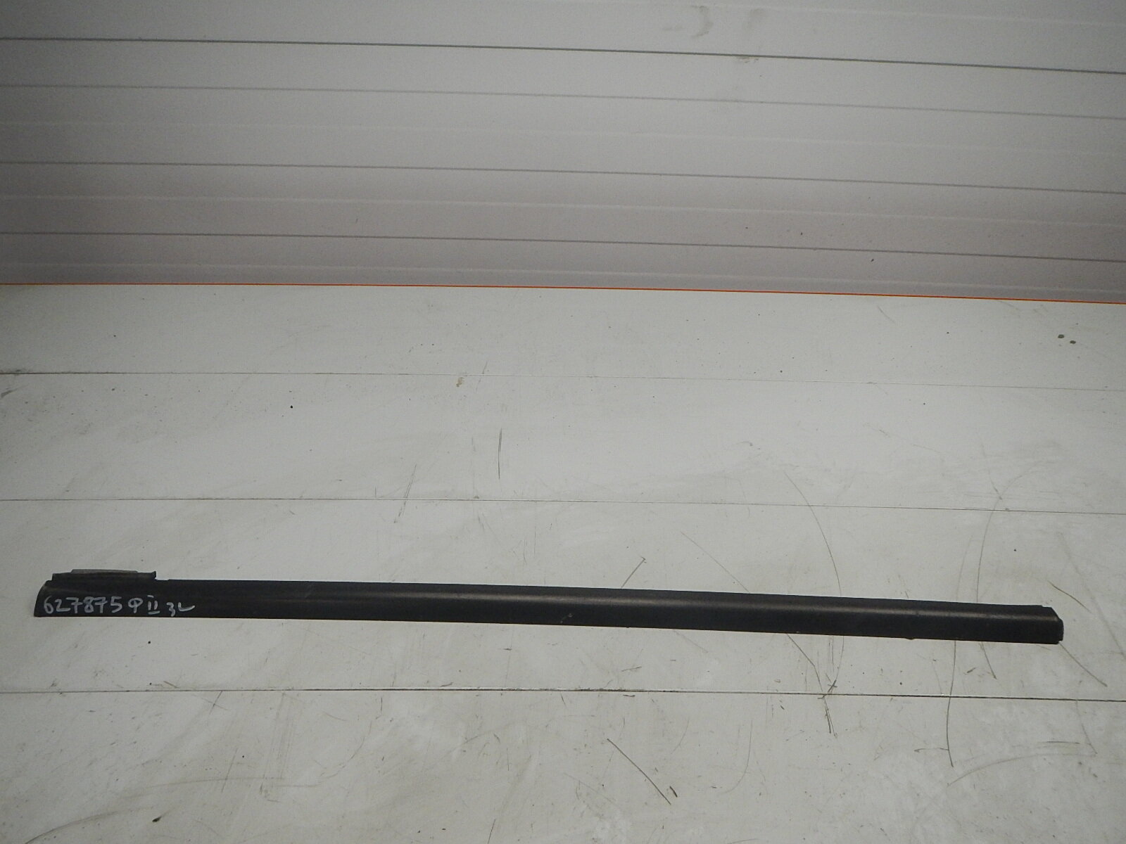 Б/У Накладка стекла заднего левого, Ford (Форд)-FOCUS 2 (08-11) FORD FOCUS 2 (08-11) Царапины. 627875 FORD арт. 1748427