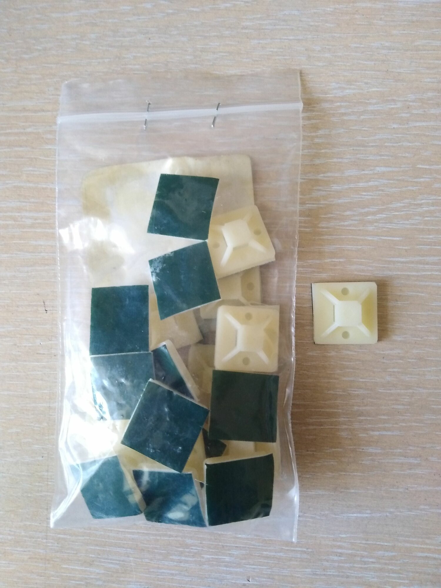 Площадка самоклеящаяся под хомуты 20х20 мм / Крепеж-площадка для проводов, кабелей, хомутов белая, 20 шт