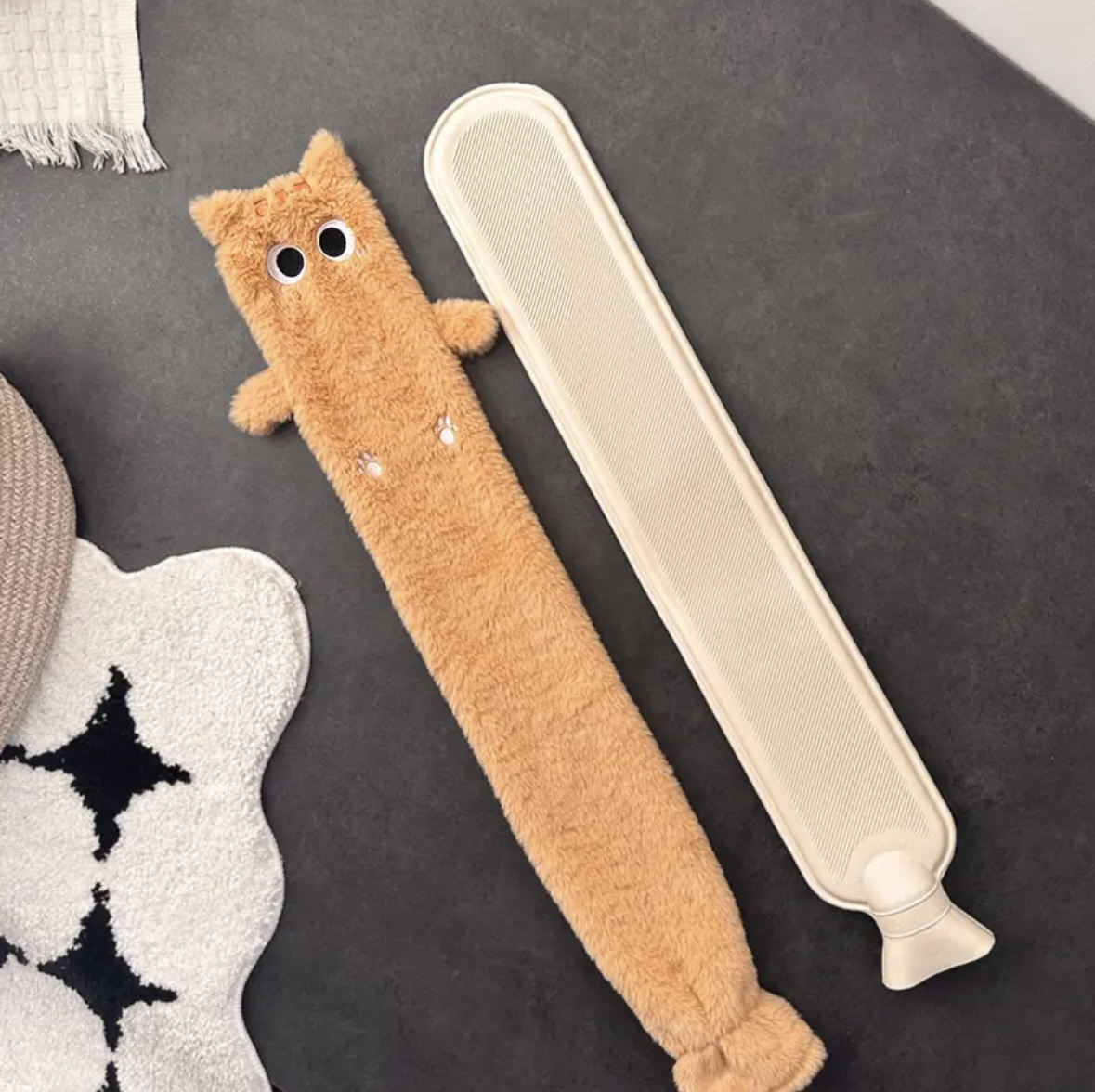 Грелка резиновая длинная, черный кот, грелка игрушка в плюшевом чехле, 2 л; 1 штука