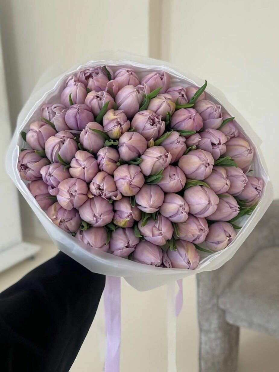 Букет из сиреневых тюльпанов