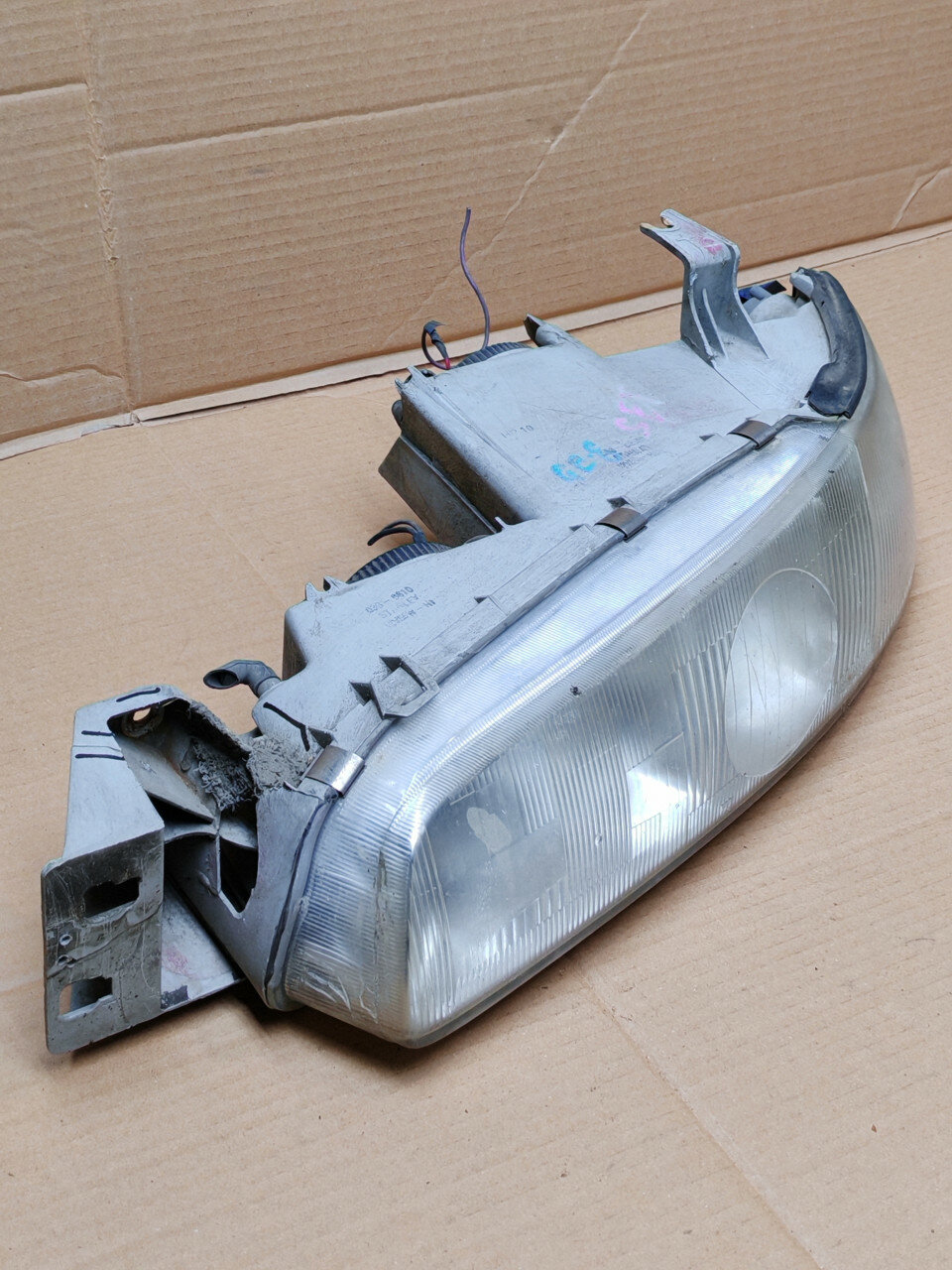 Фара левая Mazda 626 GE (дефект крепления)