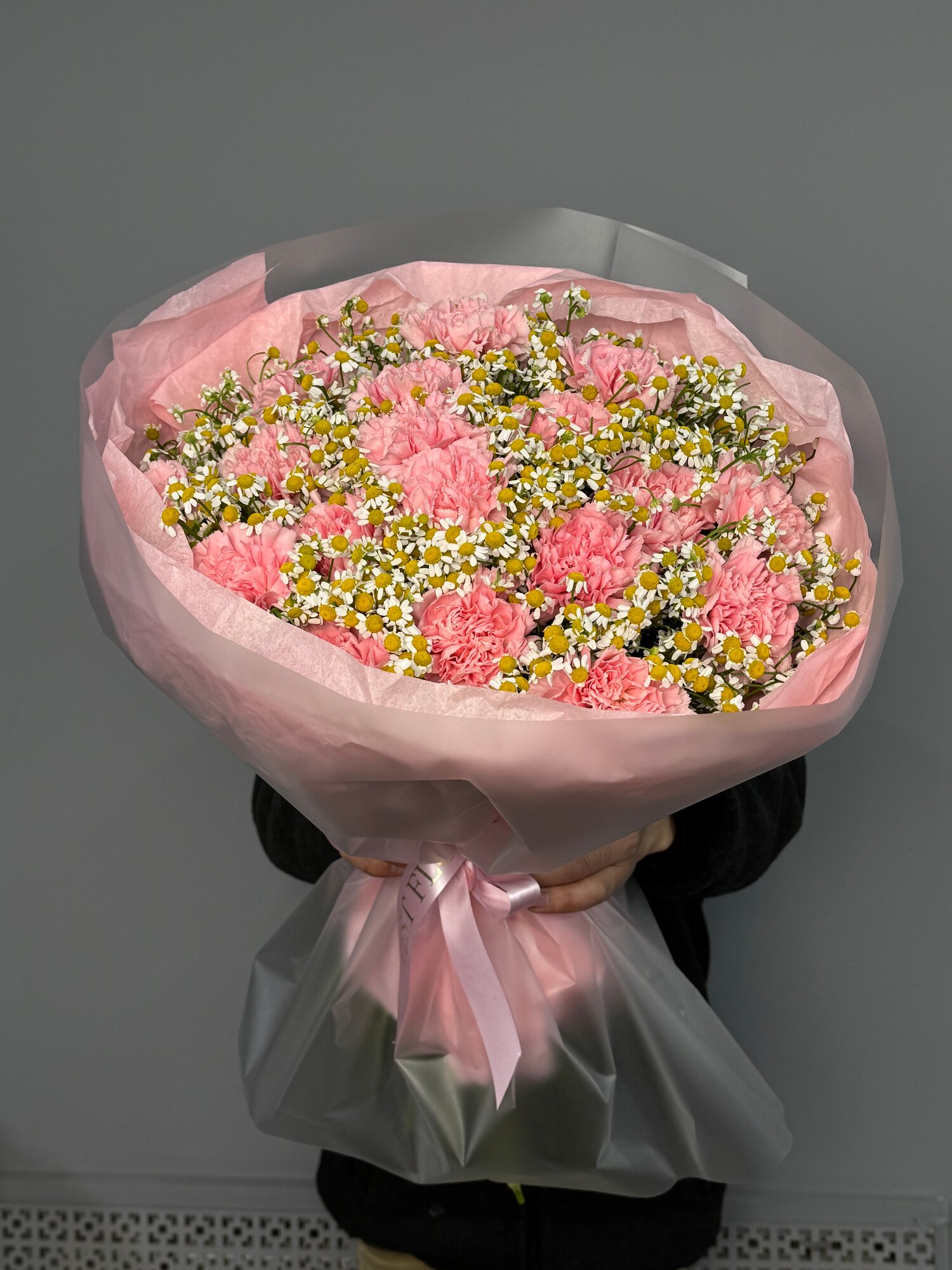 WEST FLORA Деревенское утро – пышный букет из диантусов и ромашек с доставкой