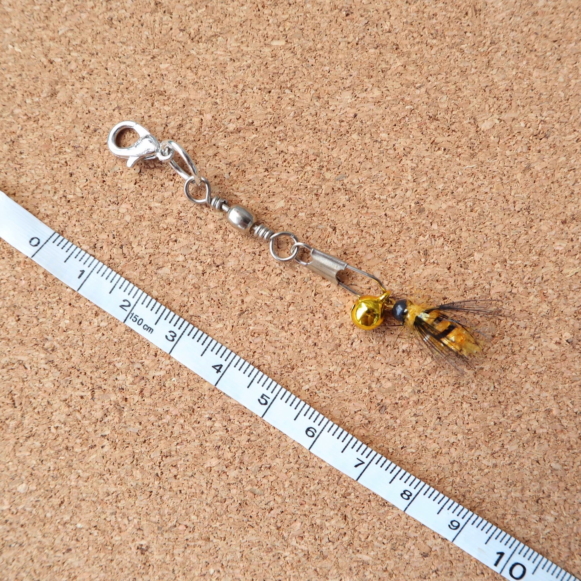 Дразнилка для кошек с подвеской в виде маленького летающего насекомого, реалистичная сменная головка в виде мухи, звук