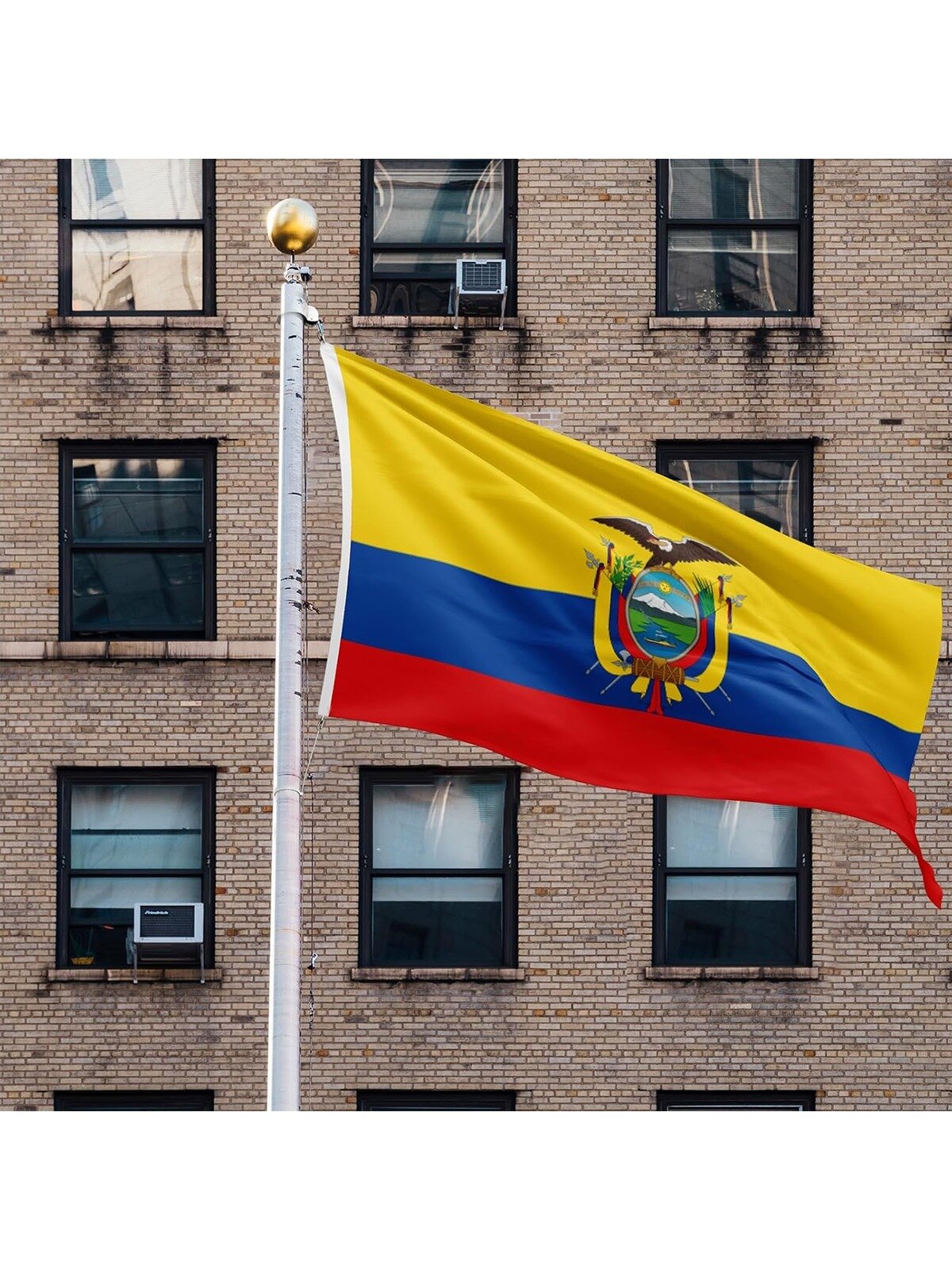 Прочный эквадорский флаг, устойчивый к деформации, идеально подходит для спортивных мероприятий и поддержки команды.