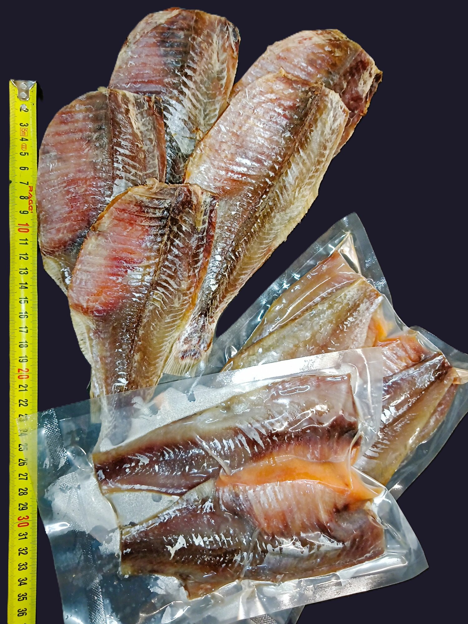 Лещ вяленый ошкуренный (тушка с икрой) в/у 300 грамм