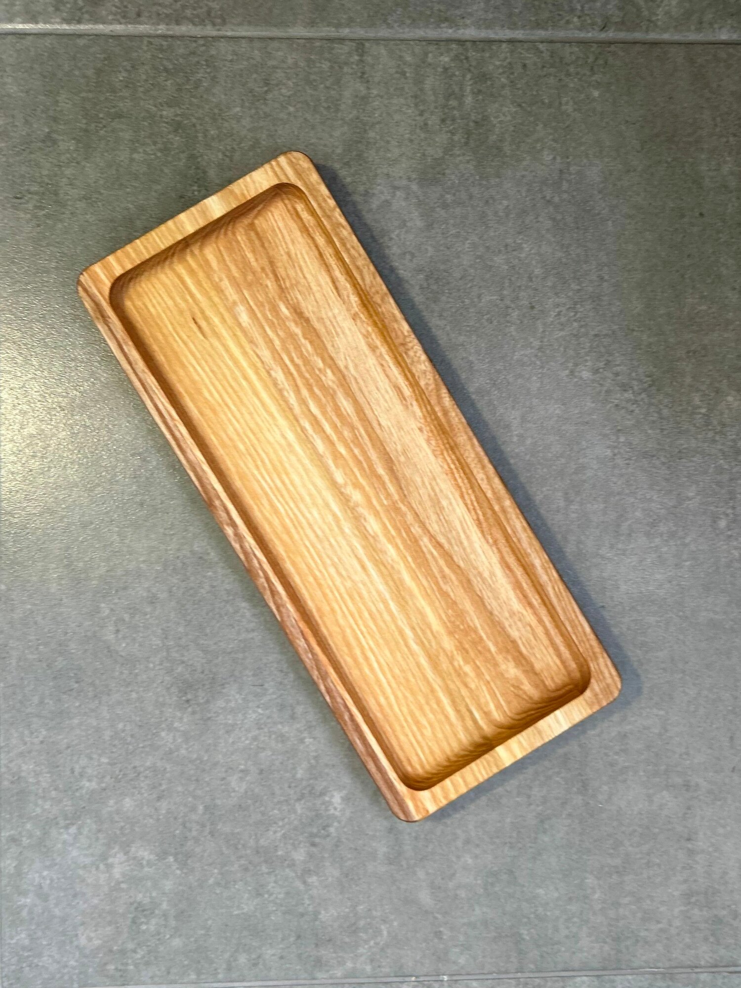 Сервировочная доска из ясеня 11х26 см для подачи блюд, прямоугольная с бортиком. Поднос под столовые приборы.