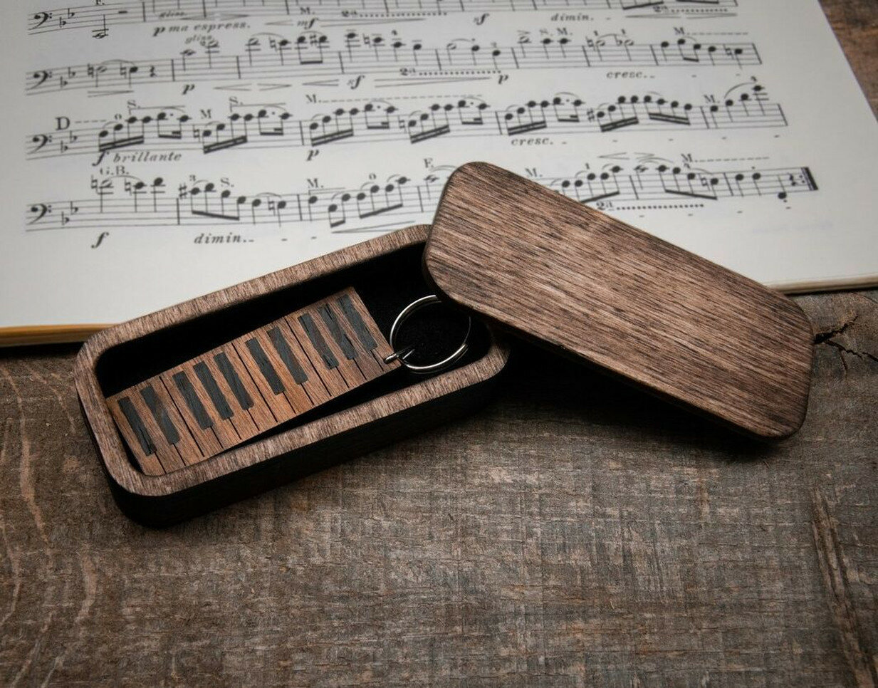 Подарочный набор для учителя музыки, вокала / Пианино в подарочной упаковке, брелок музыкальный инструмент