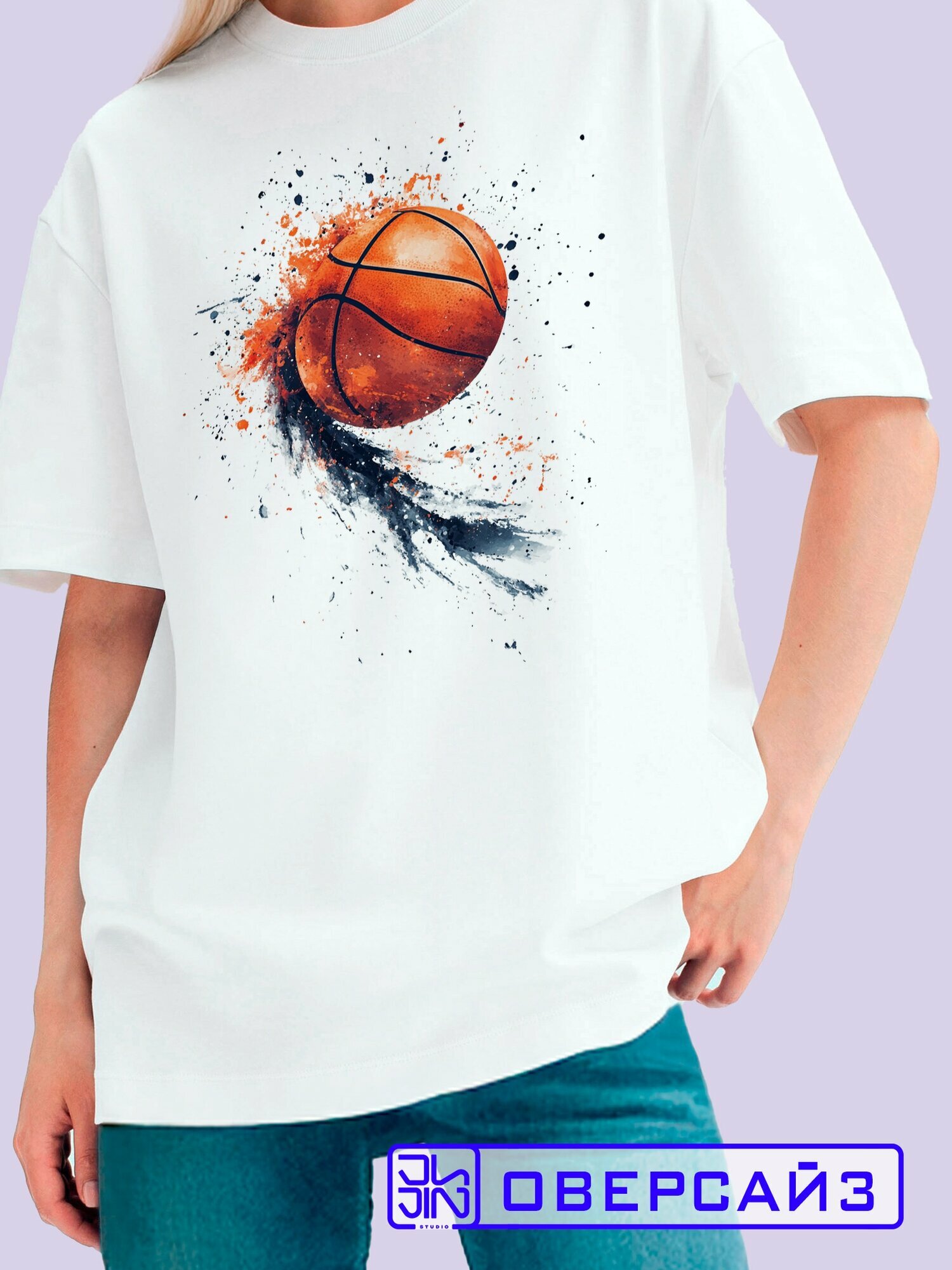 Футболка оверсайз женская с принтом Баскетбольный мяч оранжевого цвета с черными брызгами краски в уличном стиле, белый хлопковый трикотаж с прикольным рисунком на груди