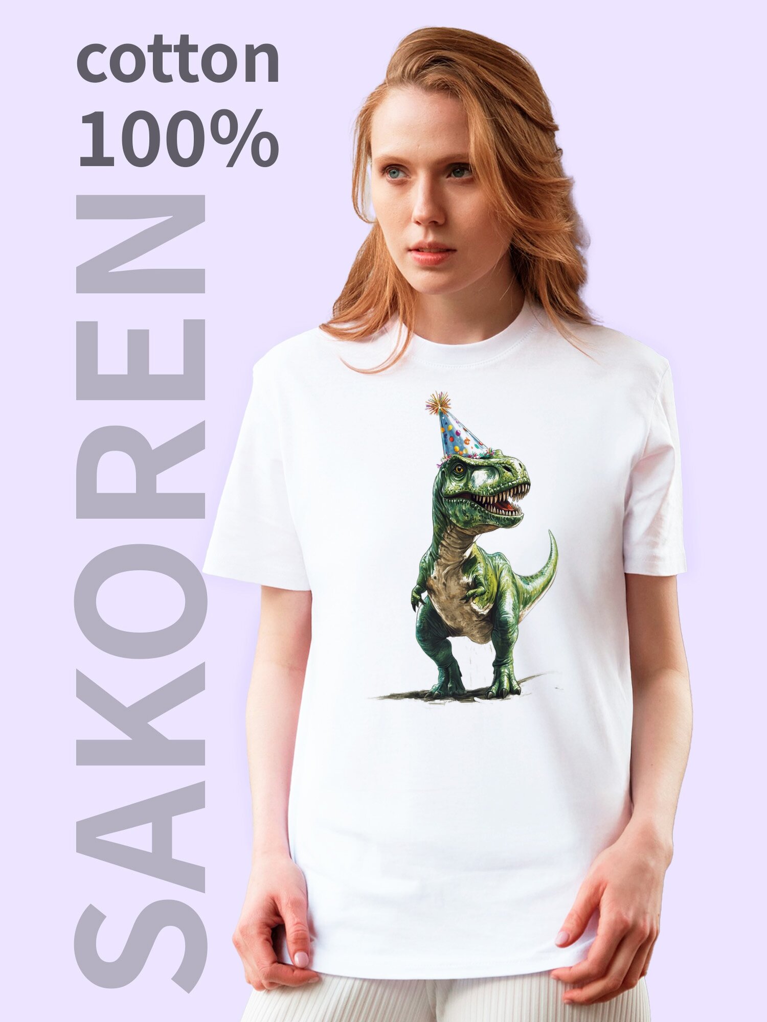 Футболка классическая женская с авторским принтом Смешной ярко-зеленый динозавр в праздничном колпаке для веселого праздника, белый хлопковый трикотаж с прикольным рисунком на груди