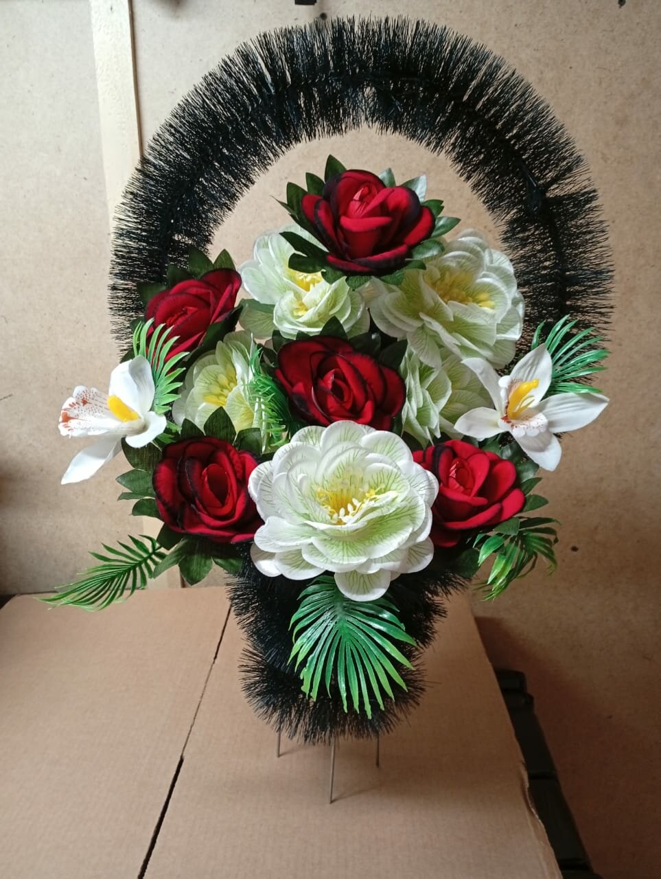 Ритуальная корзина микс цветы 12 головок