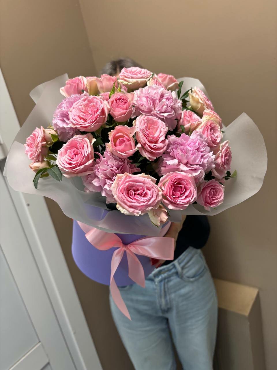 Нежная композиция кустовых роз и диантусов в подарочной коробке.