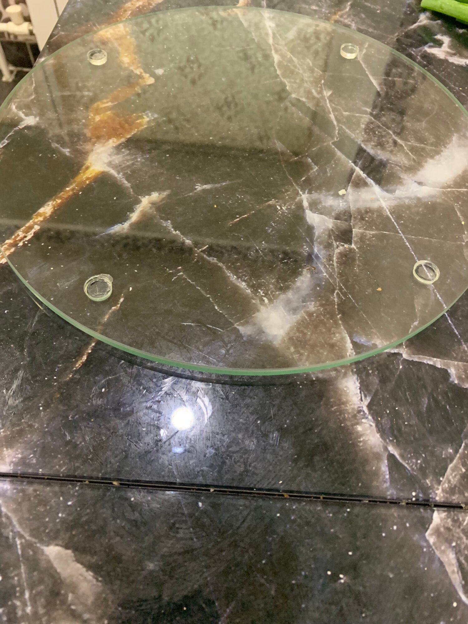 Подставка под тарелки, посуду, под горячее, круглая, из закаленного прозрачного стекла. Диаметр 30 см, толщина 6 мм.