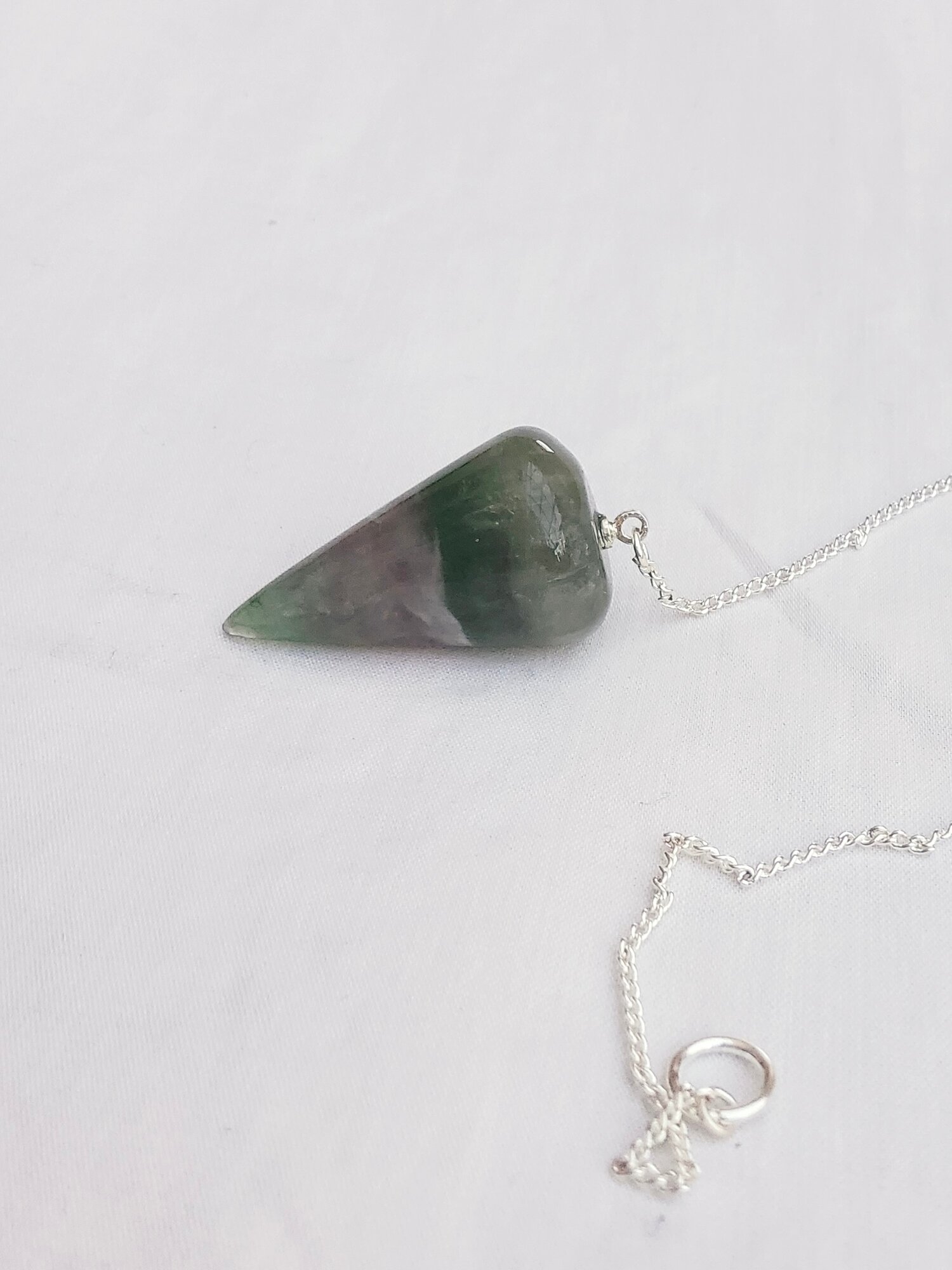 Маятник из натурального флюорита 36 на 18 мм для гадания и биолокации — кулон, подвеска, амулет, талисман энергия ясности 13 г