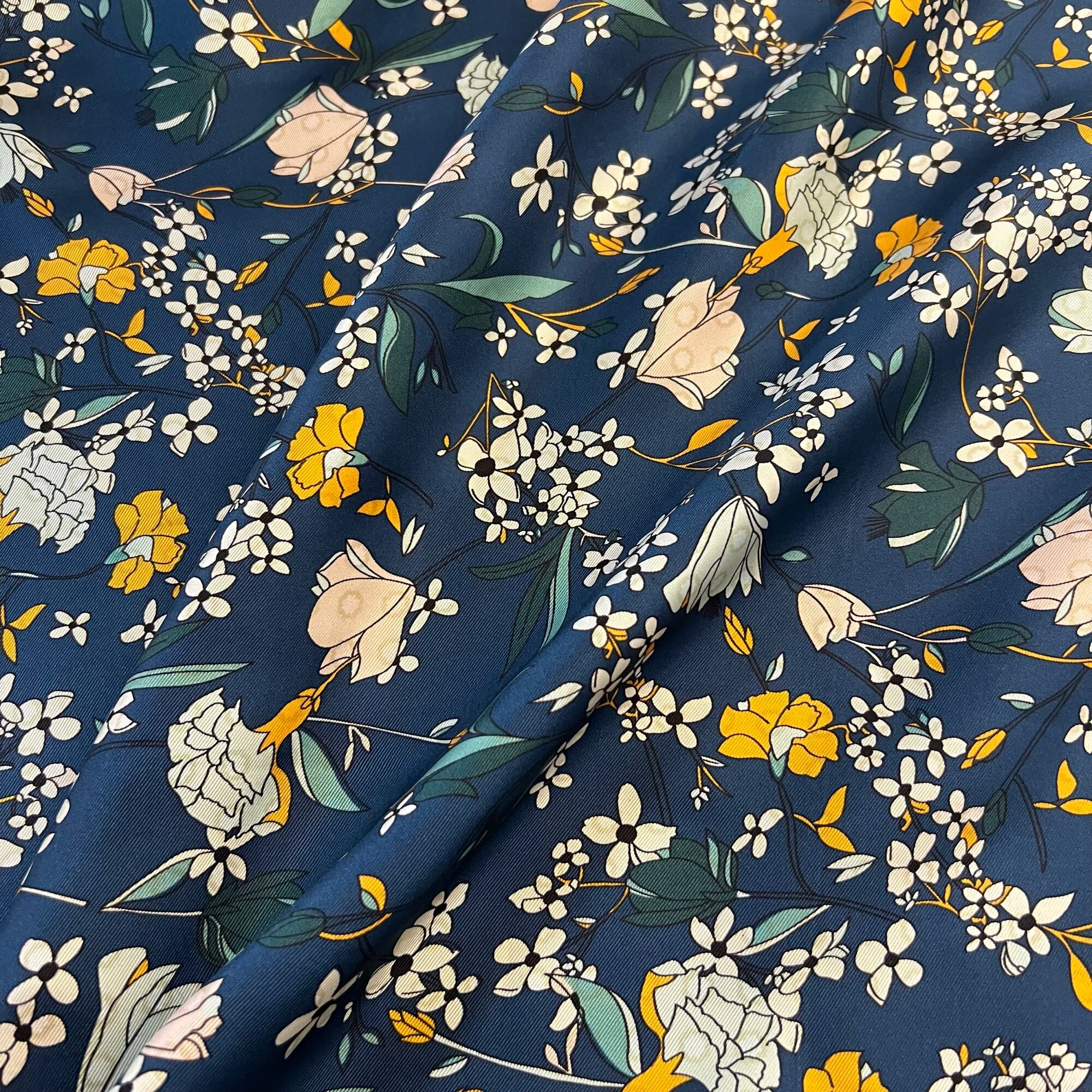 Шелковая саржевая ткань темно-синяя с цветочным принтом, 1 метр
