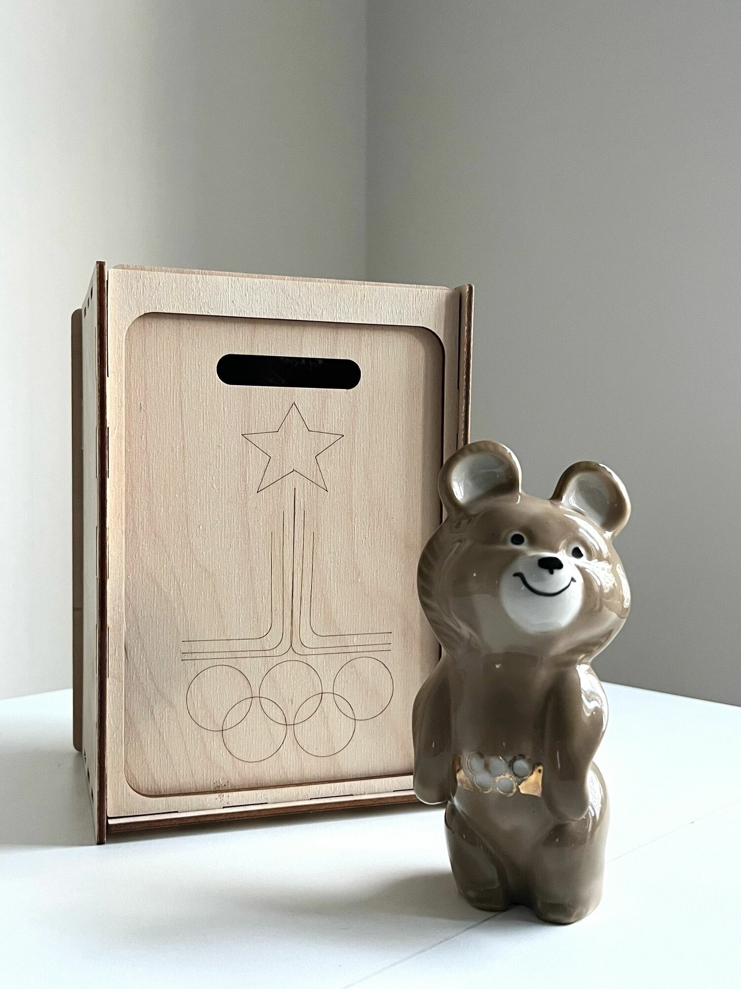 Статуэтка "Олимпийский мишка" в подарочной коробке. СССР. Фарфор. Позолота. Цена: 3.60 к. Высота: 13 см.