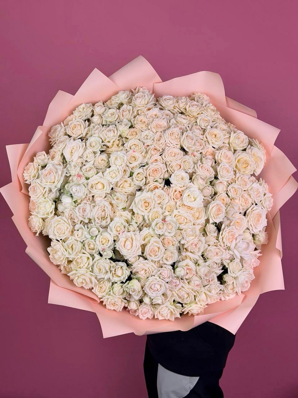Большой букет из кустовых роз Вайт Барбадос с доставкой, размер как на фото