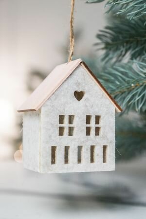 Ёлочная игрушка фетровый домик, белый, 9 см, Koopman International DH8060730-1