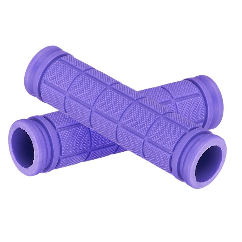 2 -й планы с большими велосипедными рулями покрывают горные велосипеды для различных типов, Фиолетовый