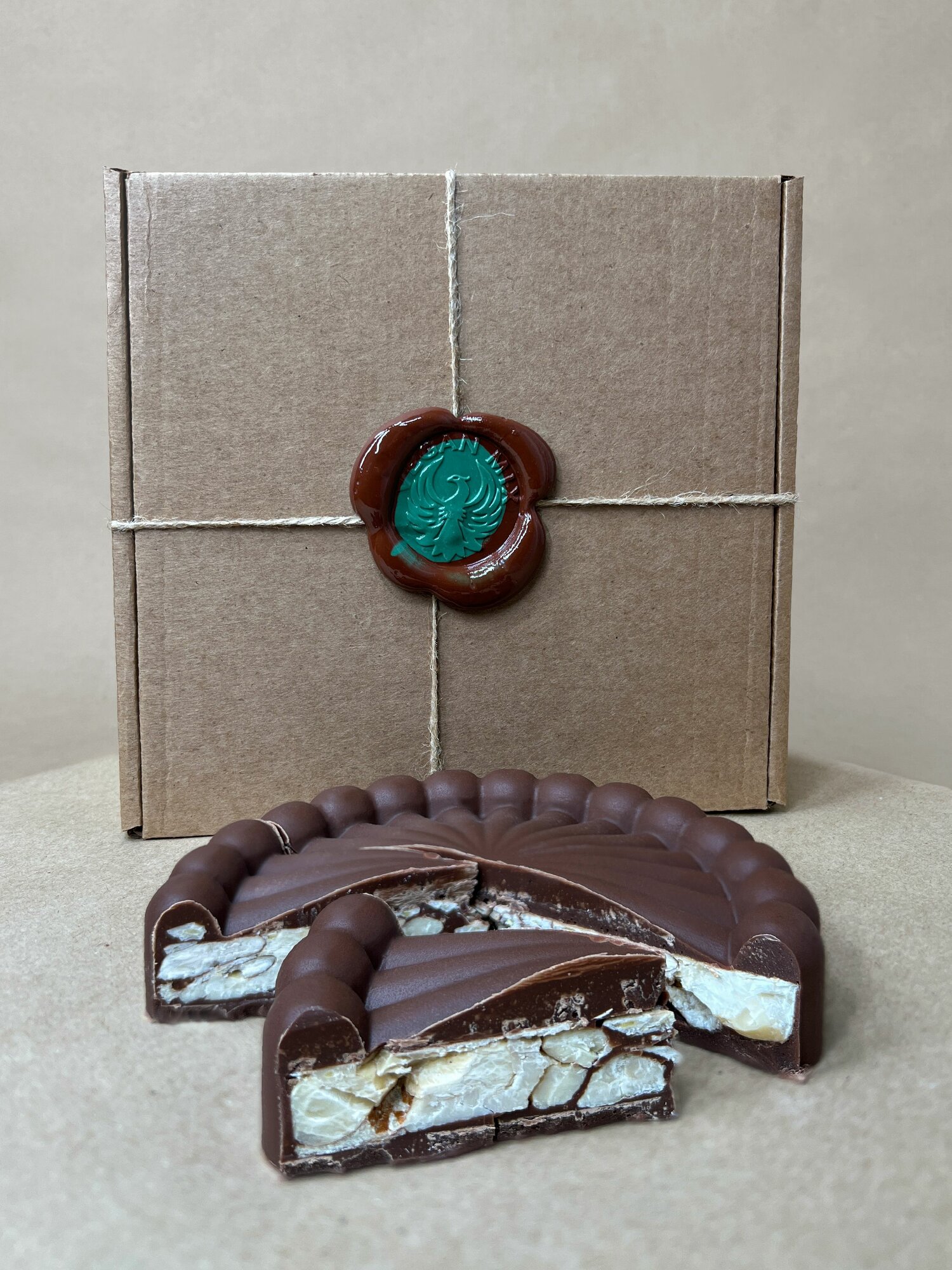 Веганский молочный шоколад с прессованными орехами 250 гр