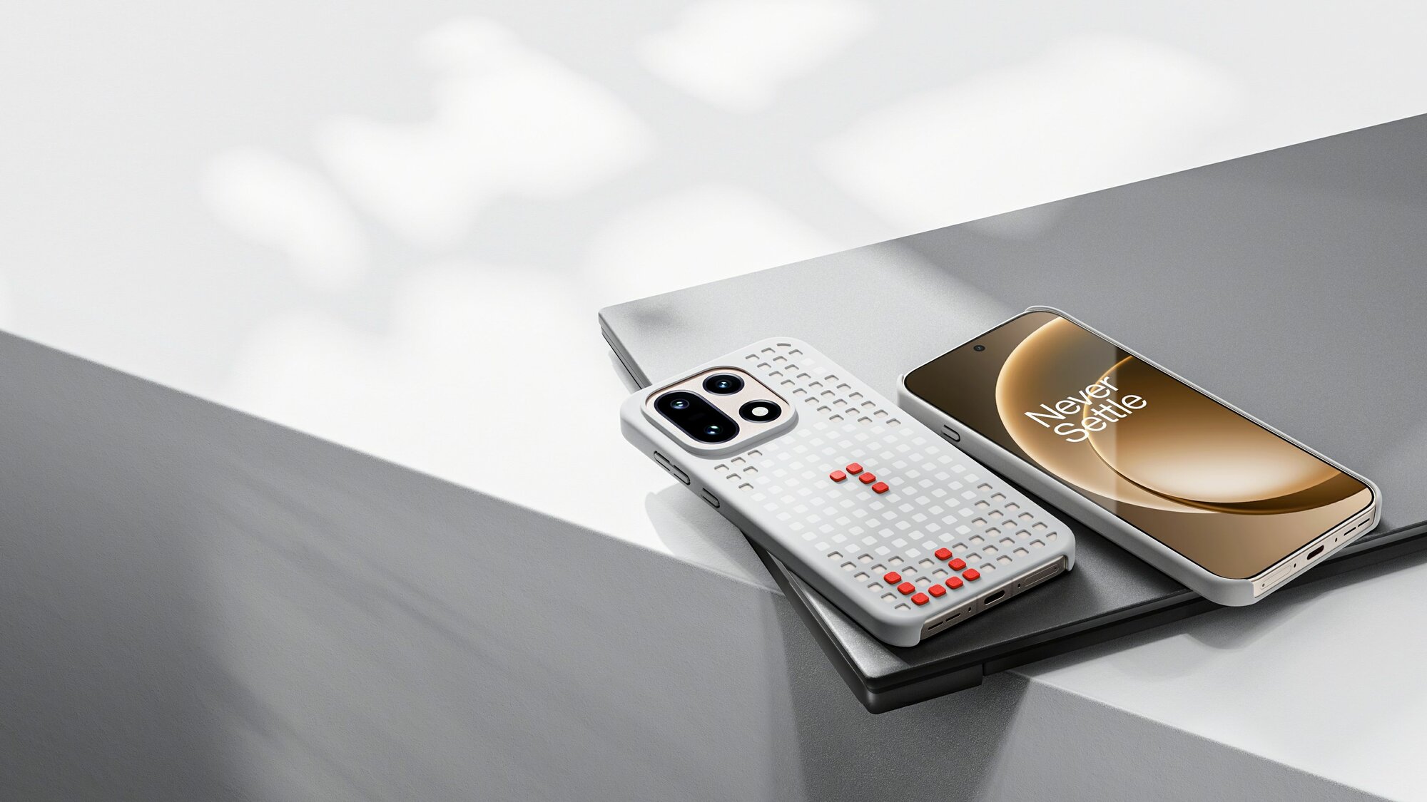 Чехол OnePlus 15 Hole-pattern Magnetic Case, белый — фото 1