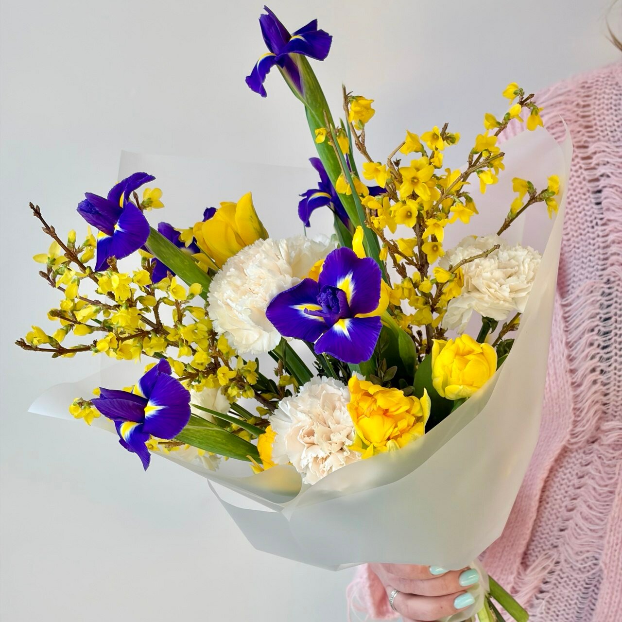Классический букет ирисов и желтых тюльпанов #980