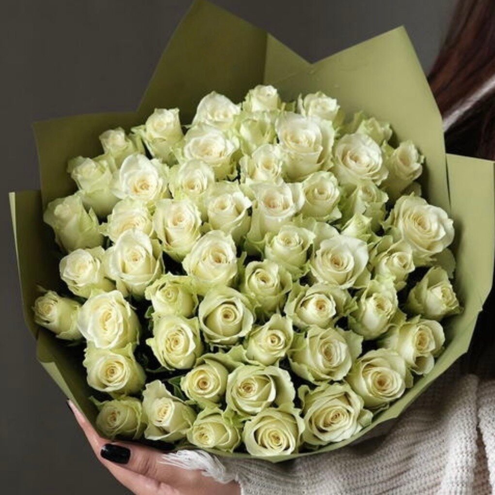 Букет живых цветов из 51 белой розы в упаковке / Арт. 951911 / Радуга Букет