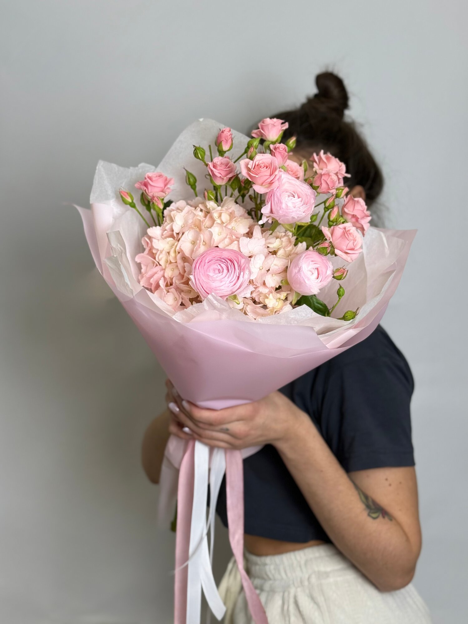 Гортензия и нежные ранункулюсы в букете с кустовой розой «Моя любовь»