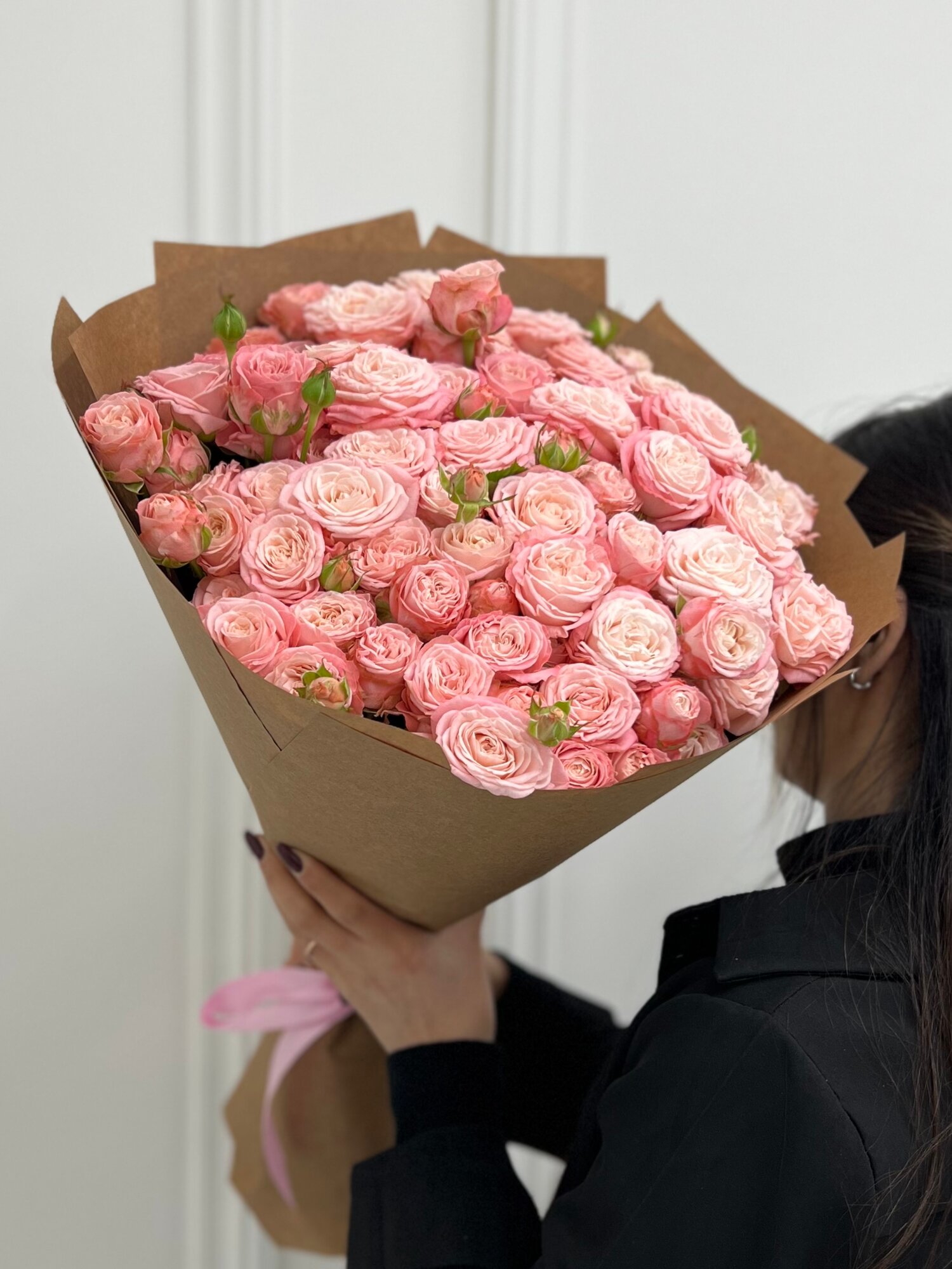 Гламелия цветы «Пионовая феерия»: 21 кустовая роза Madam Bombastic в крафте – купить свежие цветы с доставкой в Москве