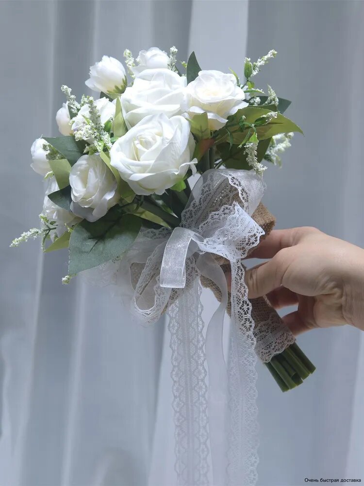 Свадебный букет с цветами в руках для невесты или подружки невесты