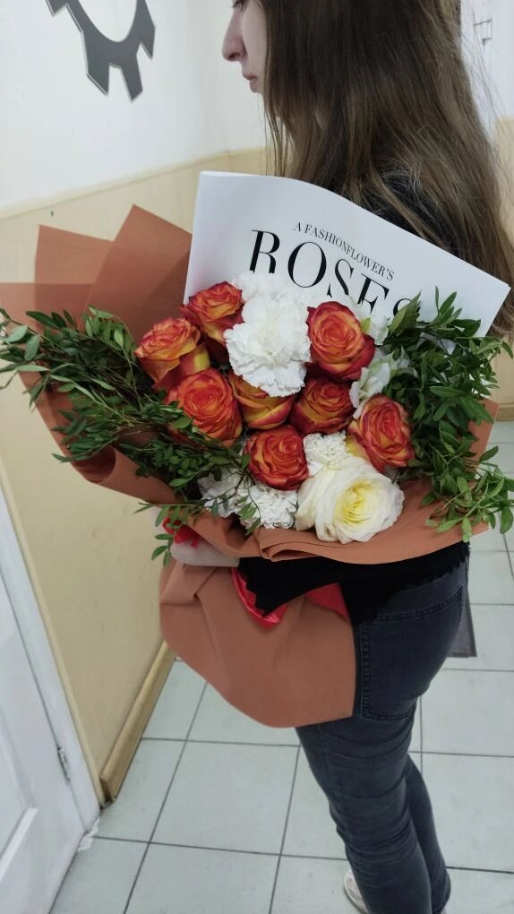 Букет "Пламя и сливки", розы High Magic, Candlelight, диантусы