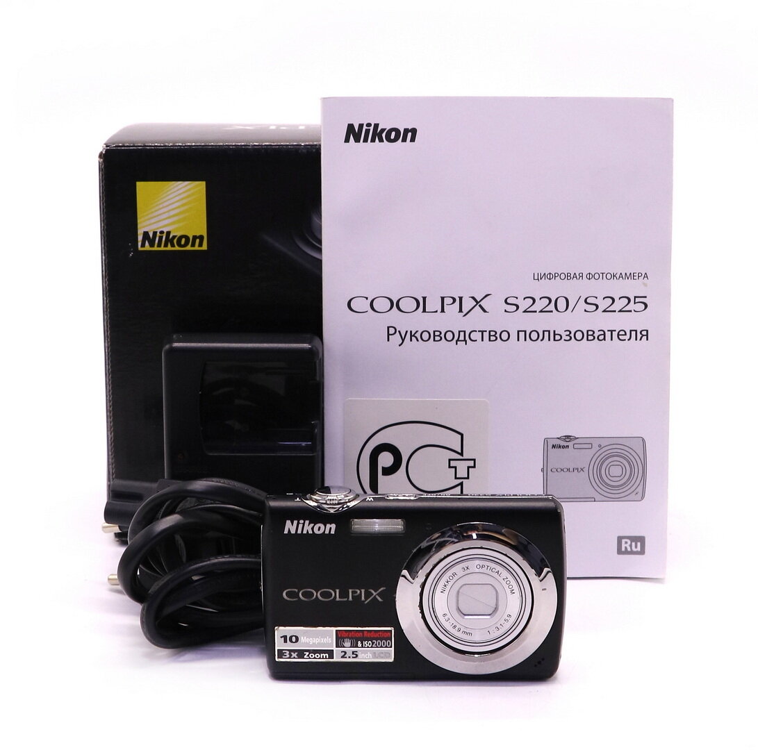 Цифровая фотокамера Nikon Coolpix S220 в упаковке