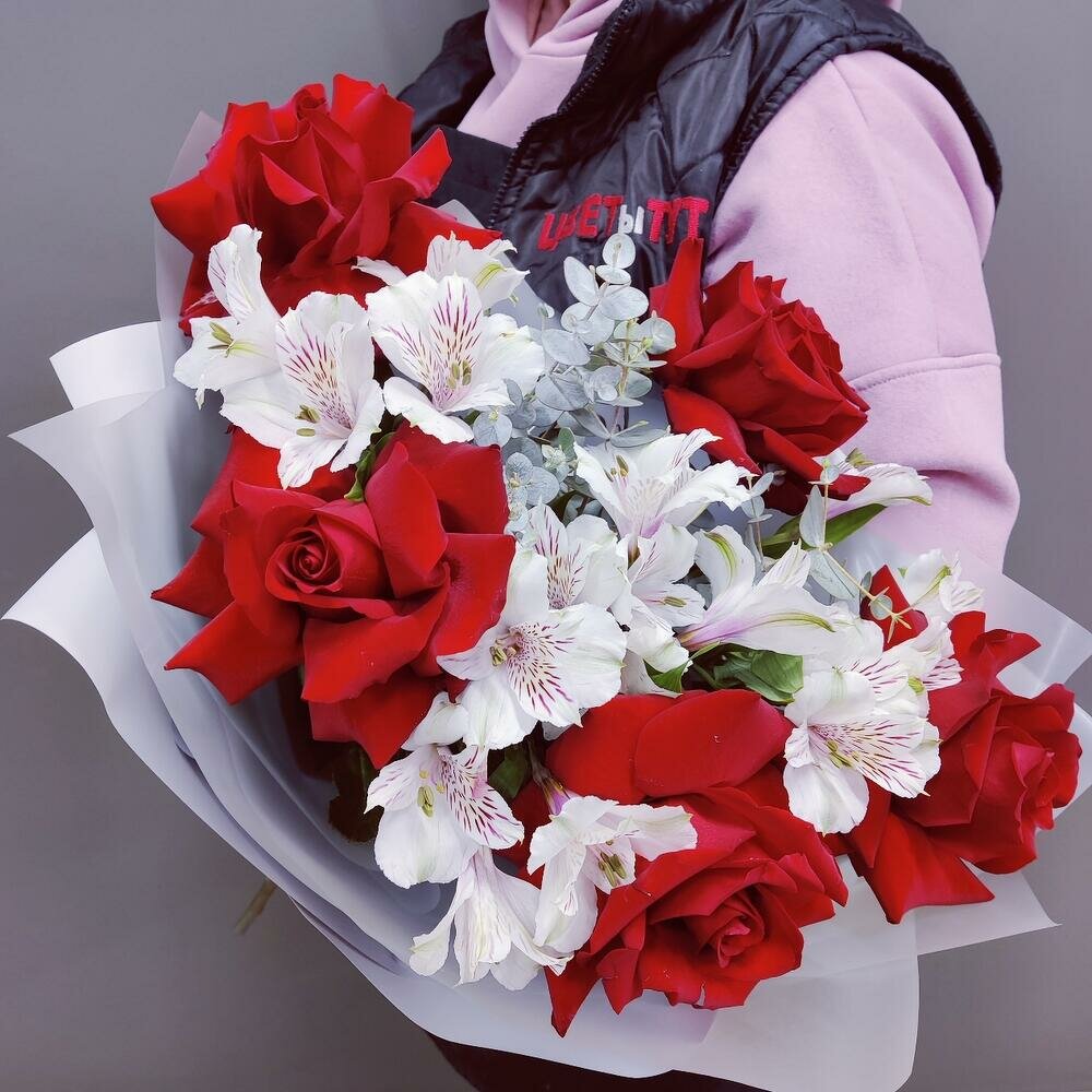 Букет из красных французских роз и альстромерии Ваше благородие