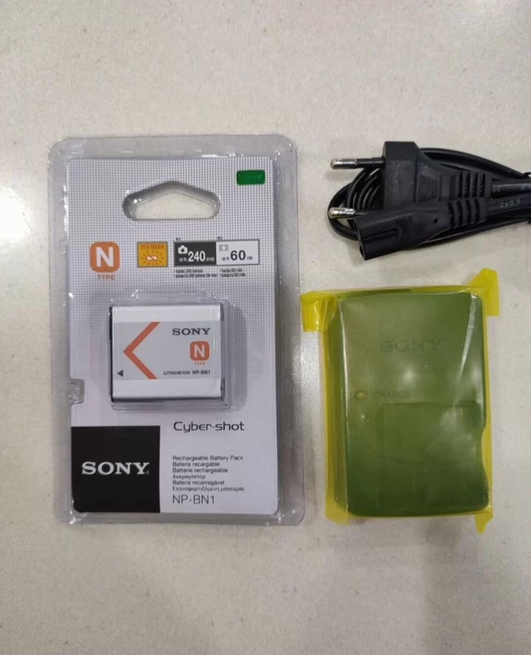 Комплект аккумулятор Sony NP-BN1 + зарядное устройство Sony BC-CSN, для фотокамеры, Li-Ion, зарядка от сети