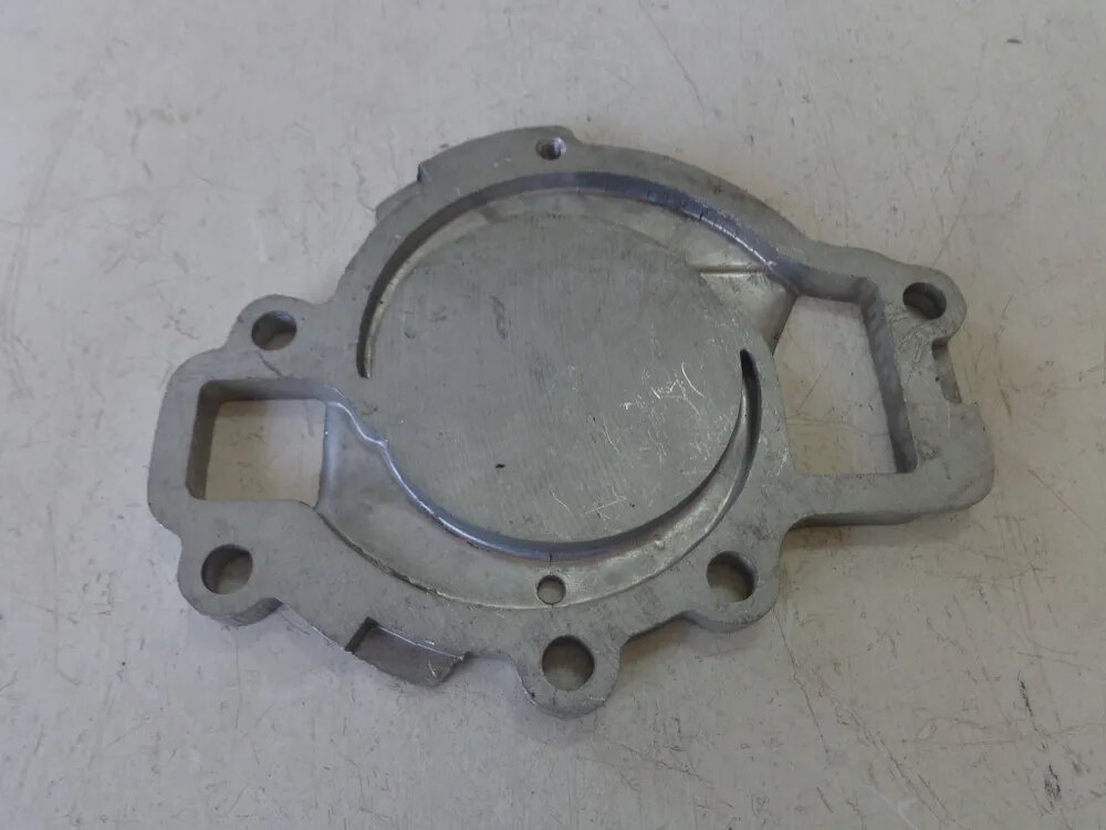 Крышка корпуса водяного насоса для двигателей УМЗ всех серийных моделей