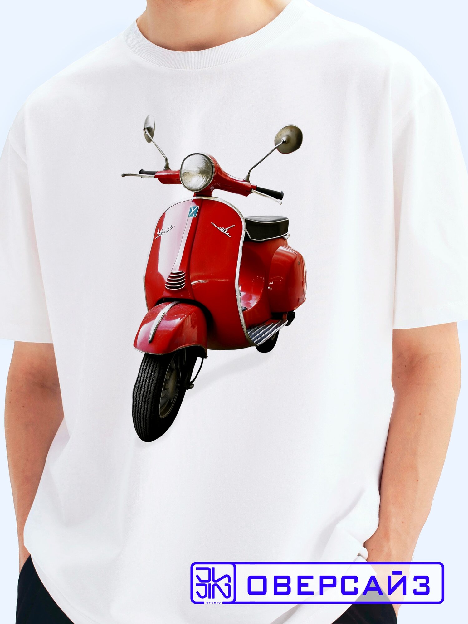 Футболка оверсайз мужская с принтом Винтажный ретро мотоцикл скутер белый, черно-красный стильный принт, белый хлопковый трикотаж с прикольным рисунком на груди