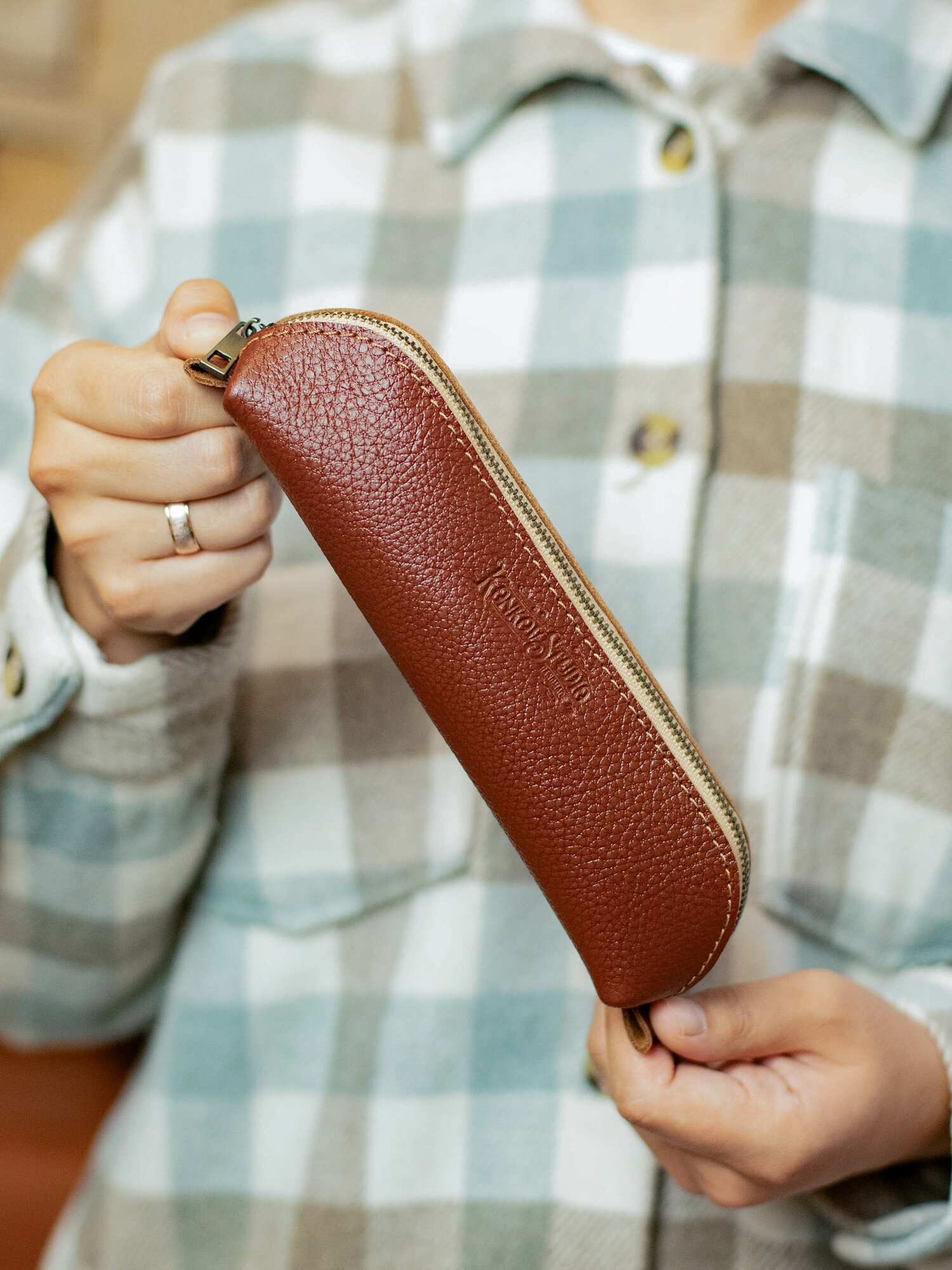 Пенал для карандашей/очков из натуральной кожи, цвет темно-коричневый, унисекс.