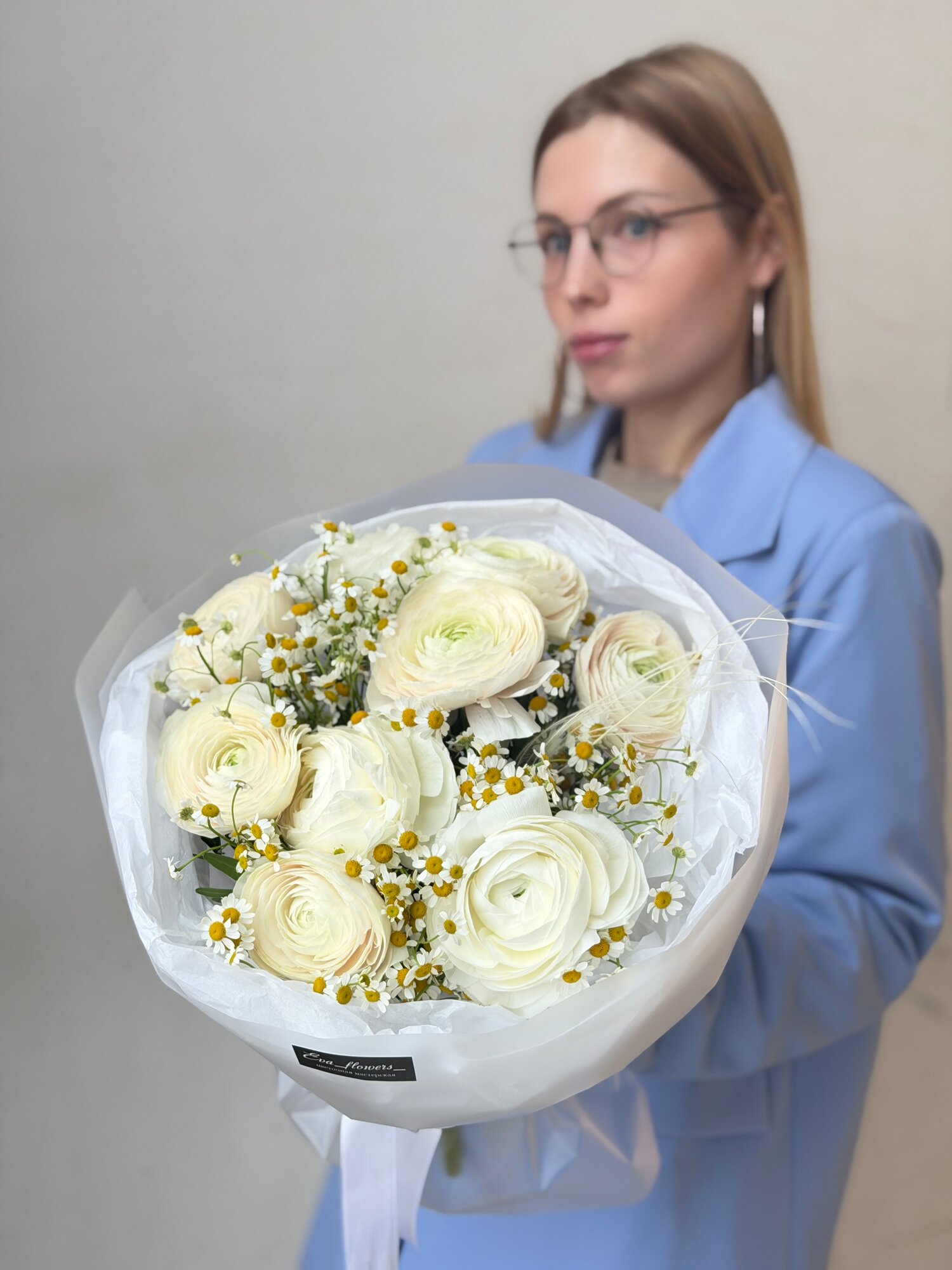 Букет лютиков/ранункулюсов с ромашками в милой упаковке для мамы