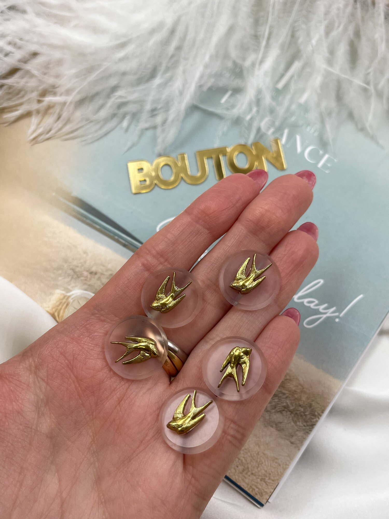 Пуговицы прозрачные золотистые с Ласточкой 5 шт 18 мм