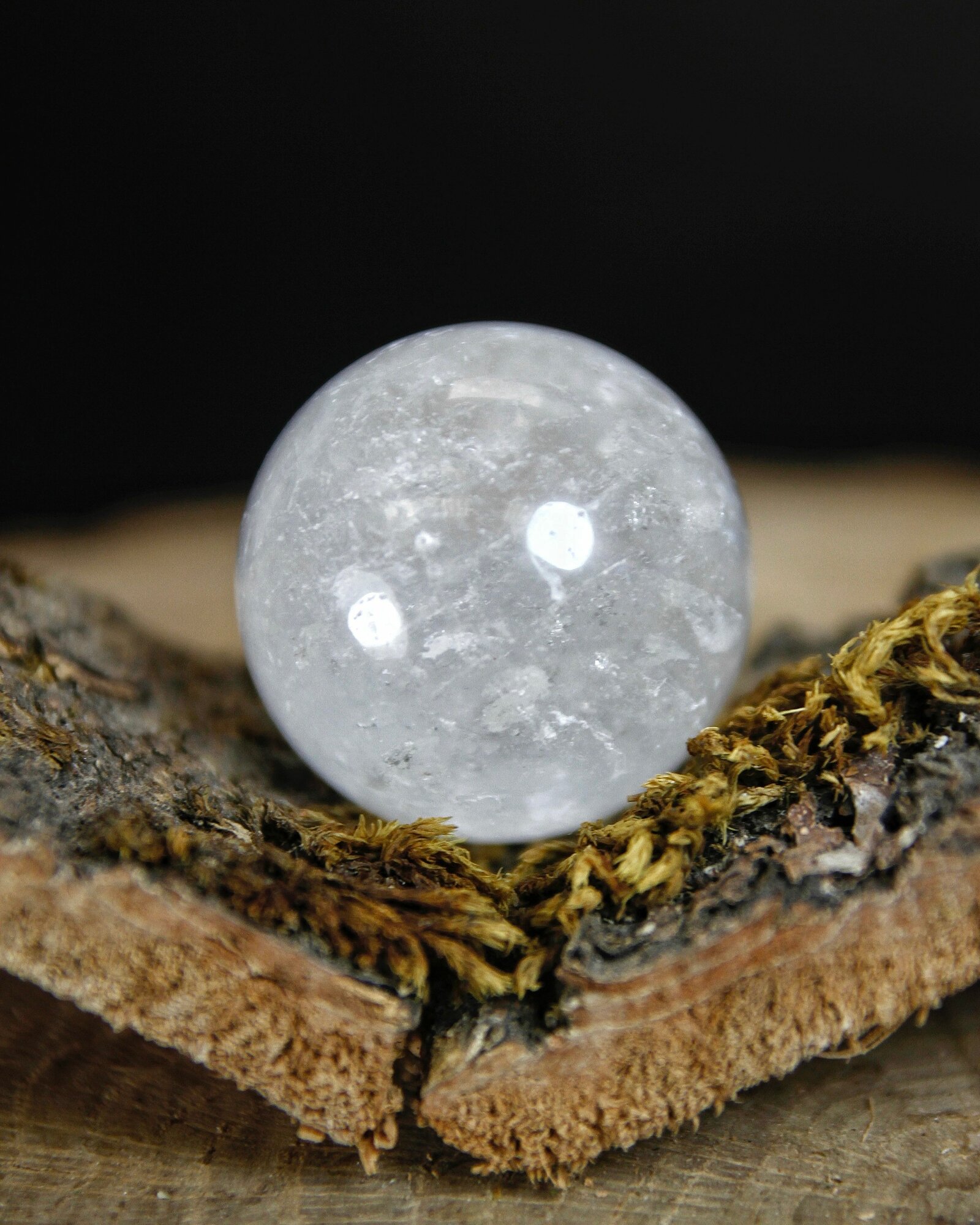 Оберег, амулет Горный хрусталь - шар, натуральный камень, диаметр 26-28 мм, 1 шт - помогает очищать ауру, развивать интуицию и предвидение