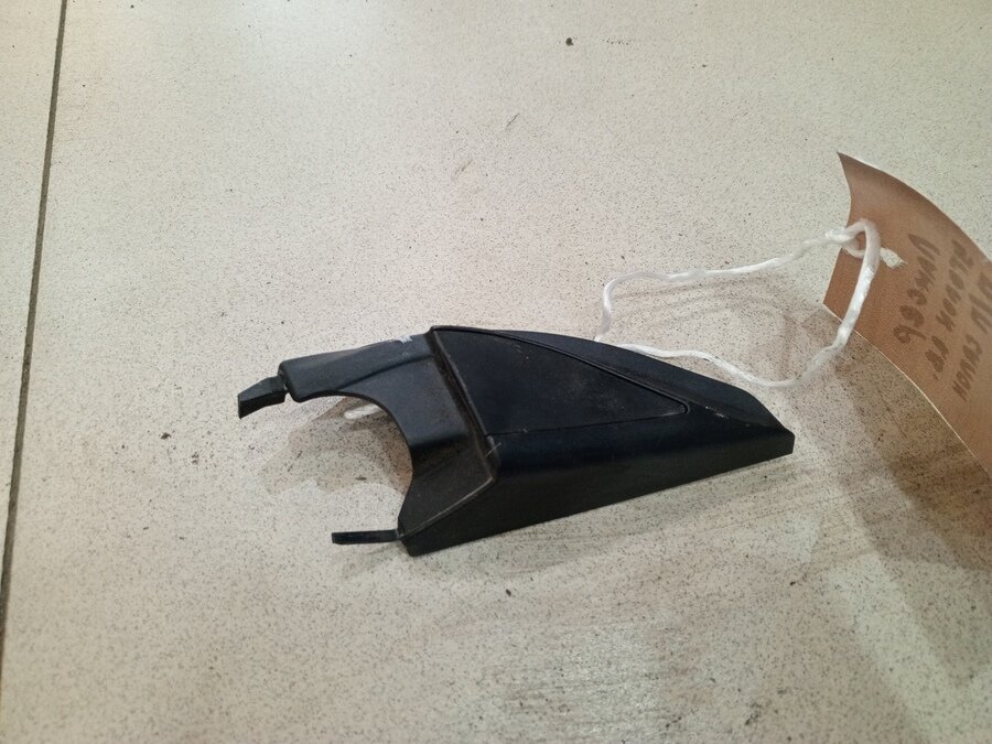 Уголок двери передней правой внутренний от Mitsubishi Lancer 9 CS 2000-2008