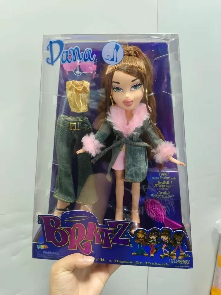 Эксклюзивная кукла Bratz Dana из серии 3 с двумя нарядами и постером