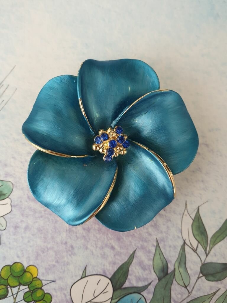 Брошь, стразы